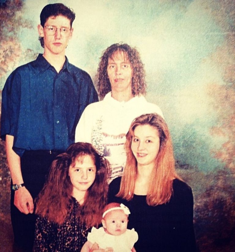 Funny Family Portraits | Awkward & Bad Family Portraits